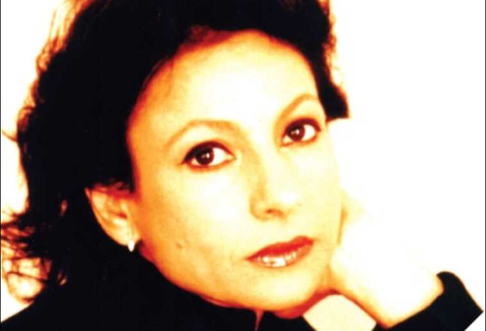 המדריך: אסתר עופרים מארחת את יוני רכטר בהיכל התרבות | מעריב