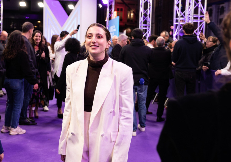 אלונה סער ממנפת את פדיחת החזייה מטקס פרסי האקדמיה | TMI