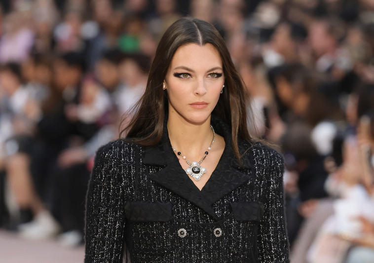 בר רפאלי מזדהה: דיקפריו נעדר כשחברתו מככבת בשאנל | TMI