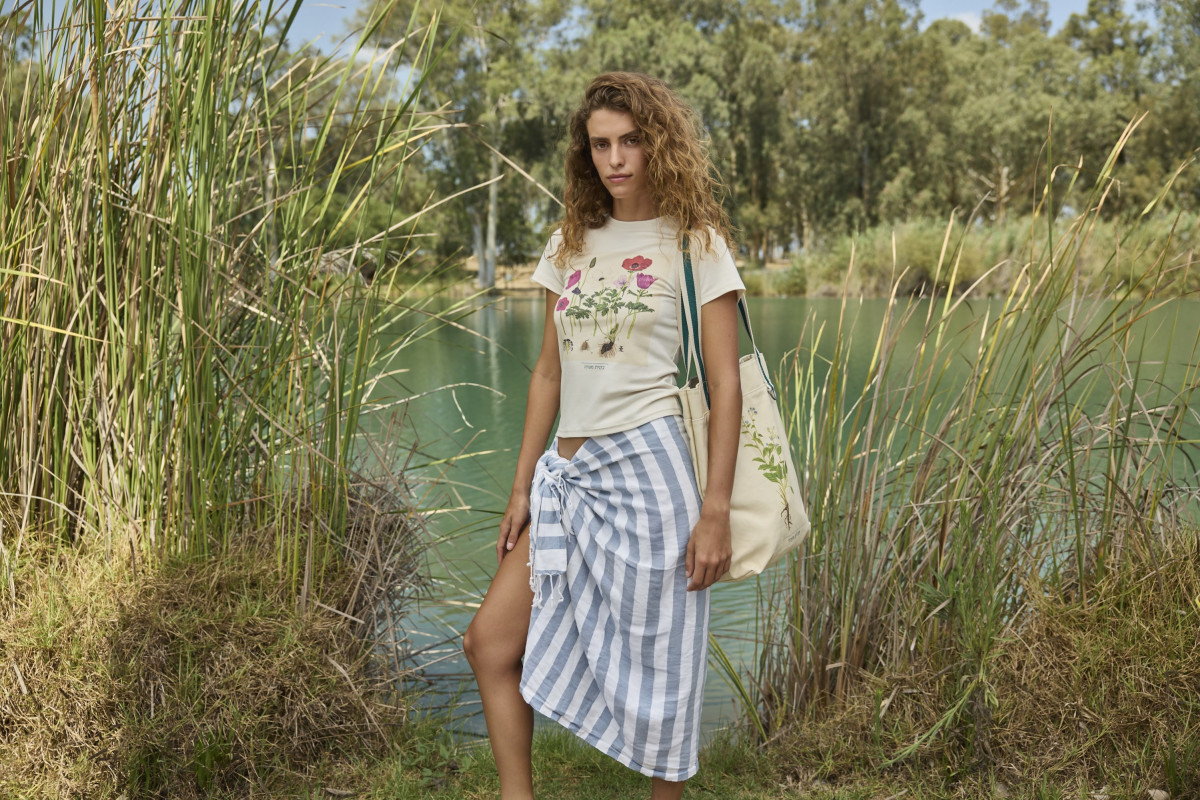 גולף ורשות הטבע משיקות קולקציה עם פרחי בר משנות ה-60 | מעריב