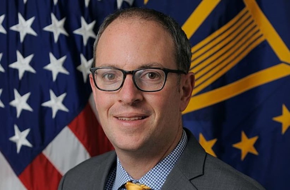 בחירות בארה"ב: הכירו את אילן גולדנברג היועץ היהודי של קמלה האריס ...