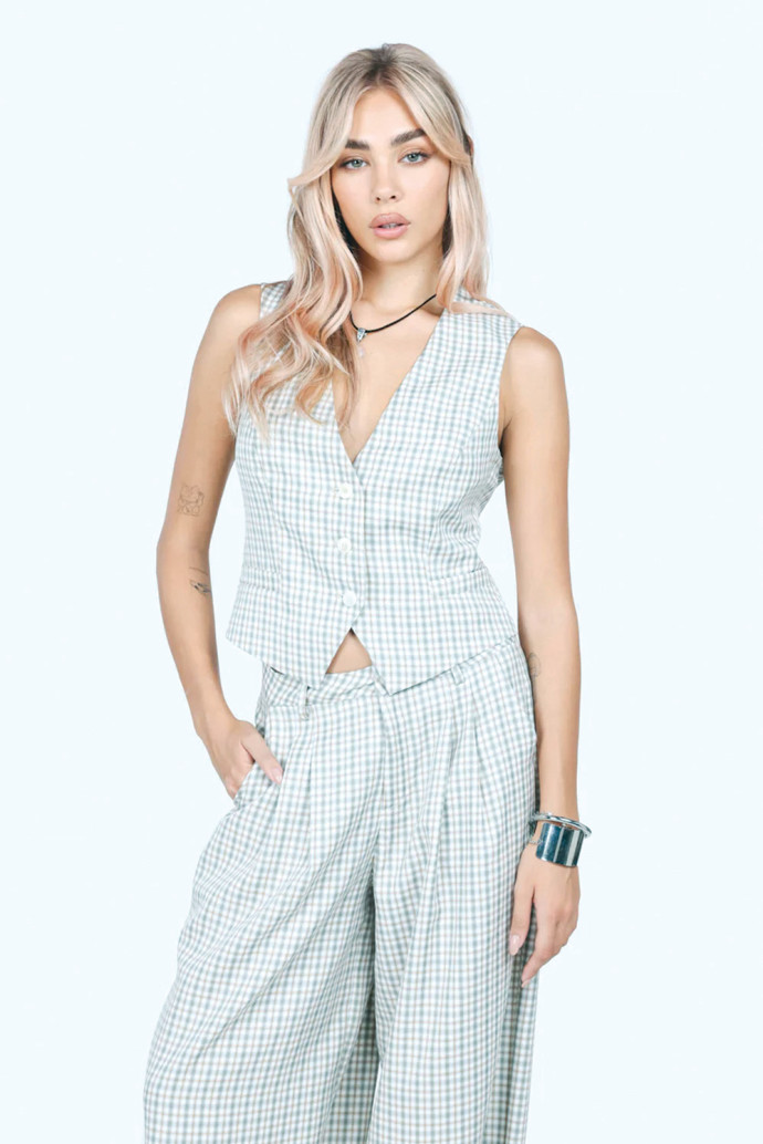 פתרון אלגנטי: הווסט מחזיר את המראה המחויט לקדמת הבמה | מעריב