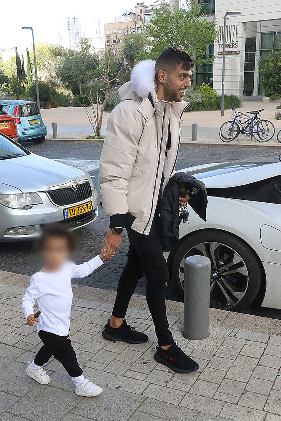 ברכב ששווה כמעט מיליון שקל כך בנו של בן אל תבורי מגיע לגן Tmi